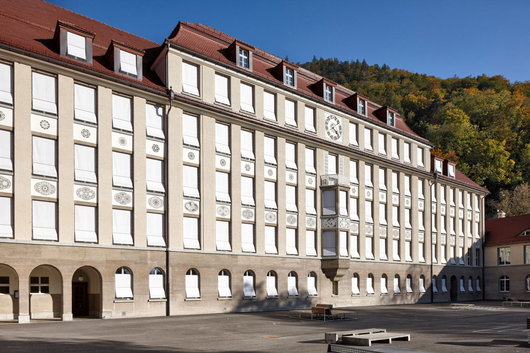 Schulhaus Quader Chur – Effiziente Sonnenschutzlösungen von Kästli ...